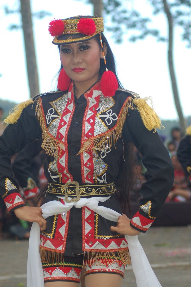 JOGJA CULTURAL: ANGGUK : TARI TRADISI YANG TERKESAN SEKSI