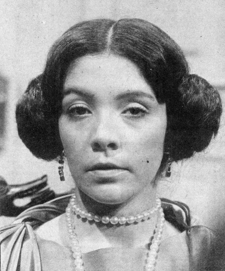 Astros em Revista: ÂNGELA LEAL UMA ESTRELA SEM MEDO DE APARECER FEIA