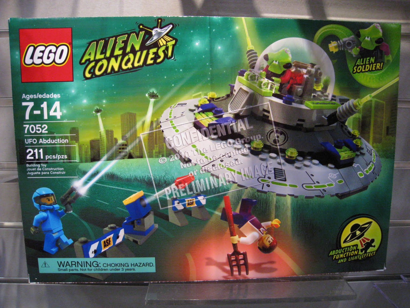 Lego: Alien Conquest! First Seen Here! - Gay NYC Dad