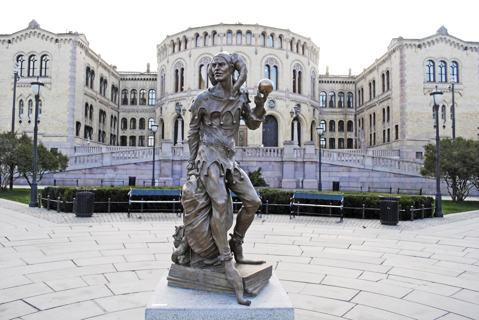 SKULPTUR OG KUNST: Skulpturen "Hoffnarr" er nå på plass foran ...
