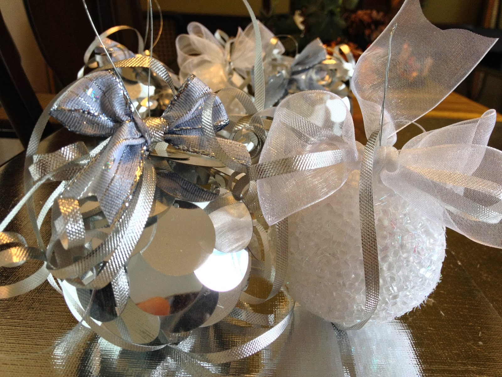 IDEASHOT: Cómo hacer esferas navideñas con lentejuelas.