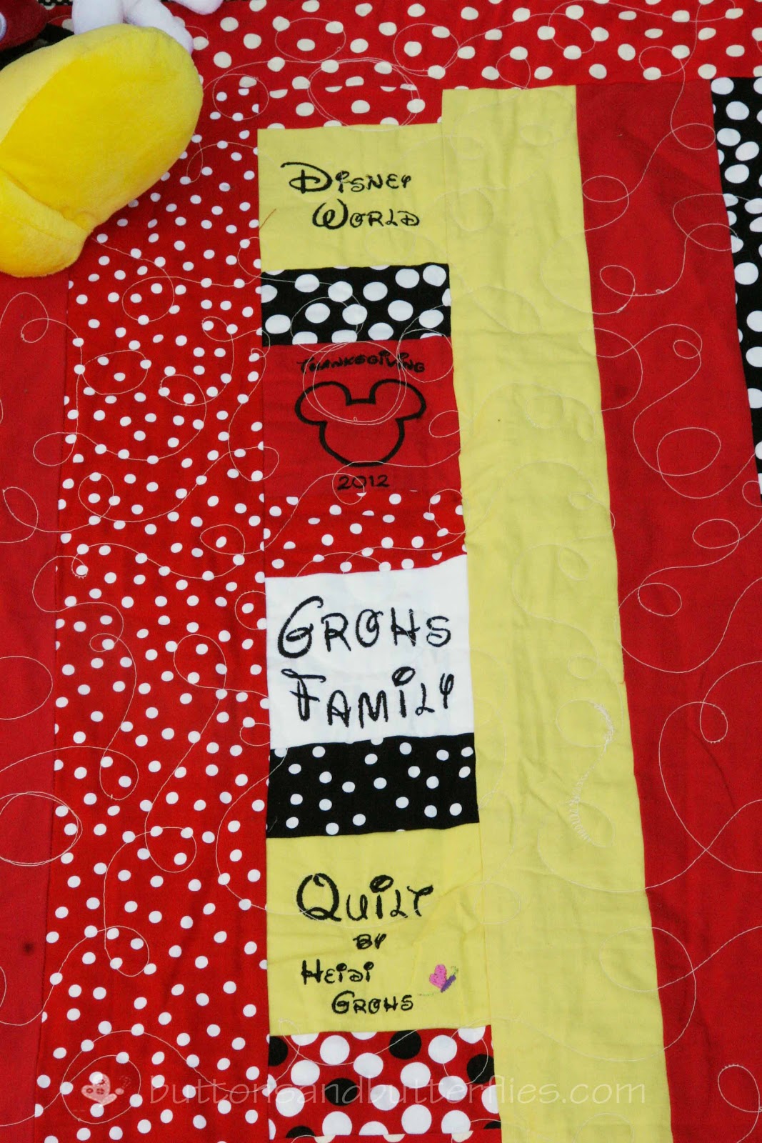 Buttons and Butterflies: THE Mickey Mouse Quilt