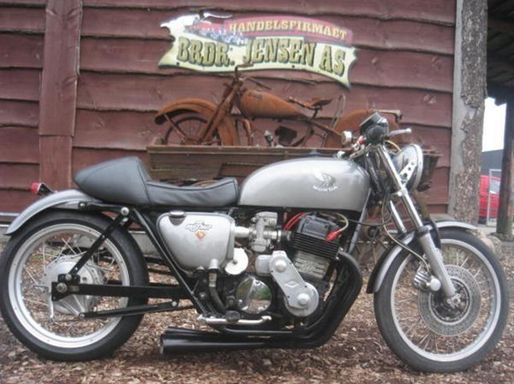 Cling on for dear life !!!: RC Drag Bike From Denmark