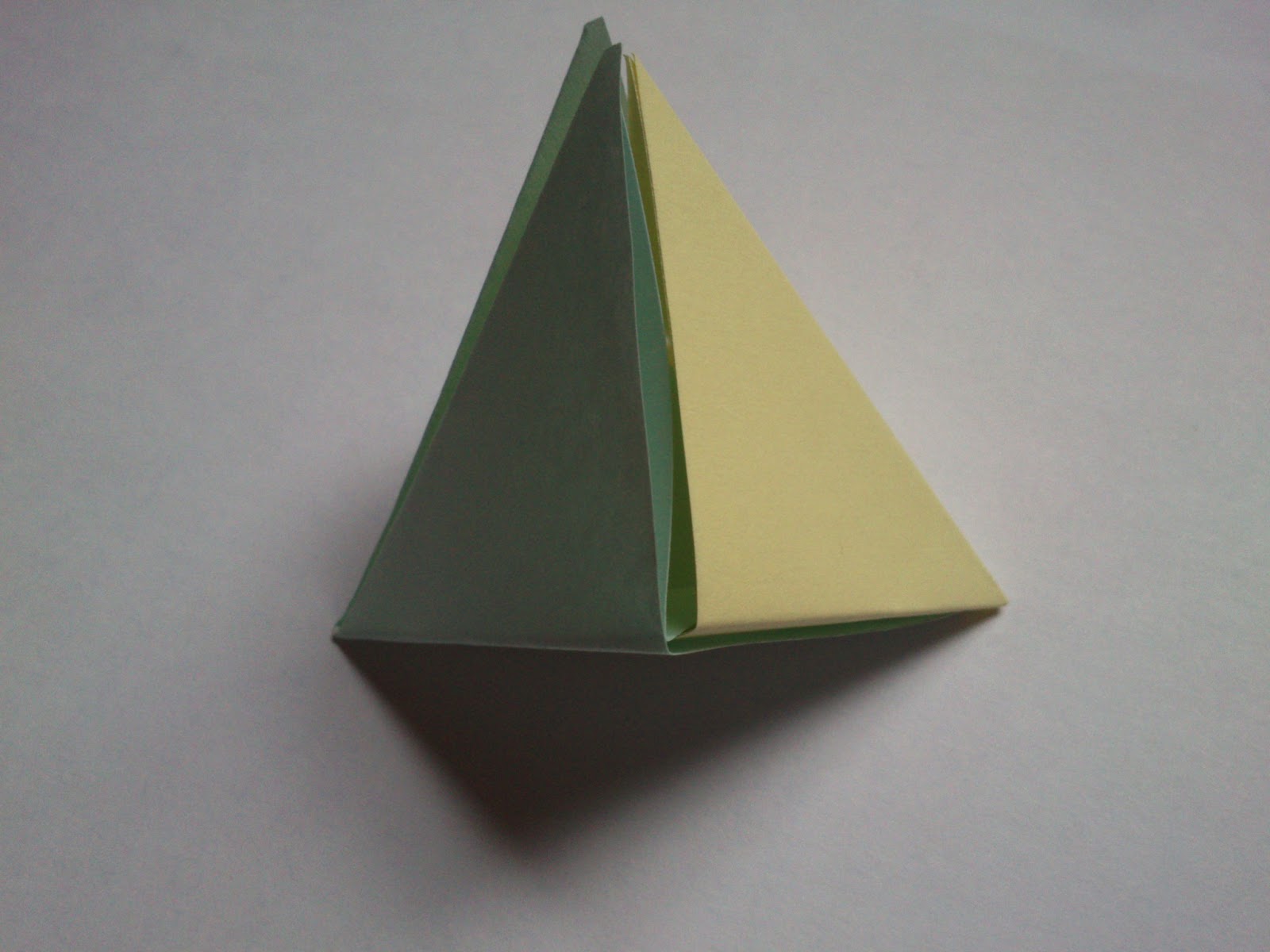 Ideas con papel y pegamento: Triángulo 3D