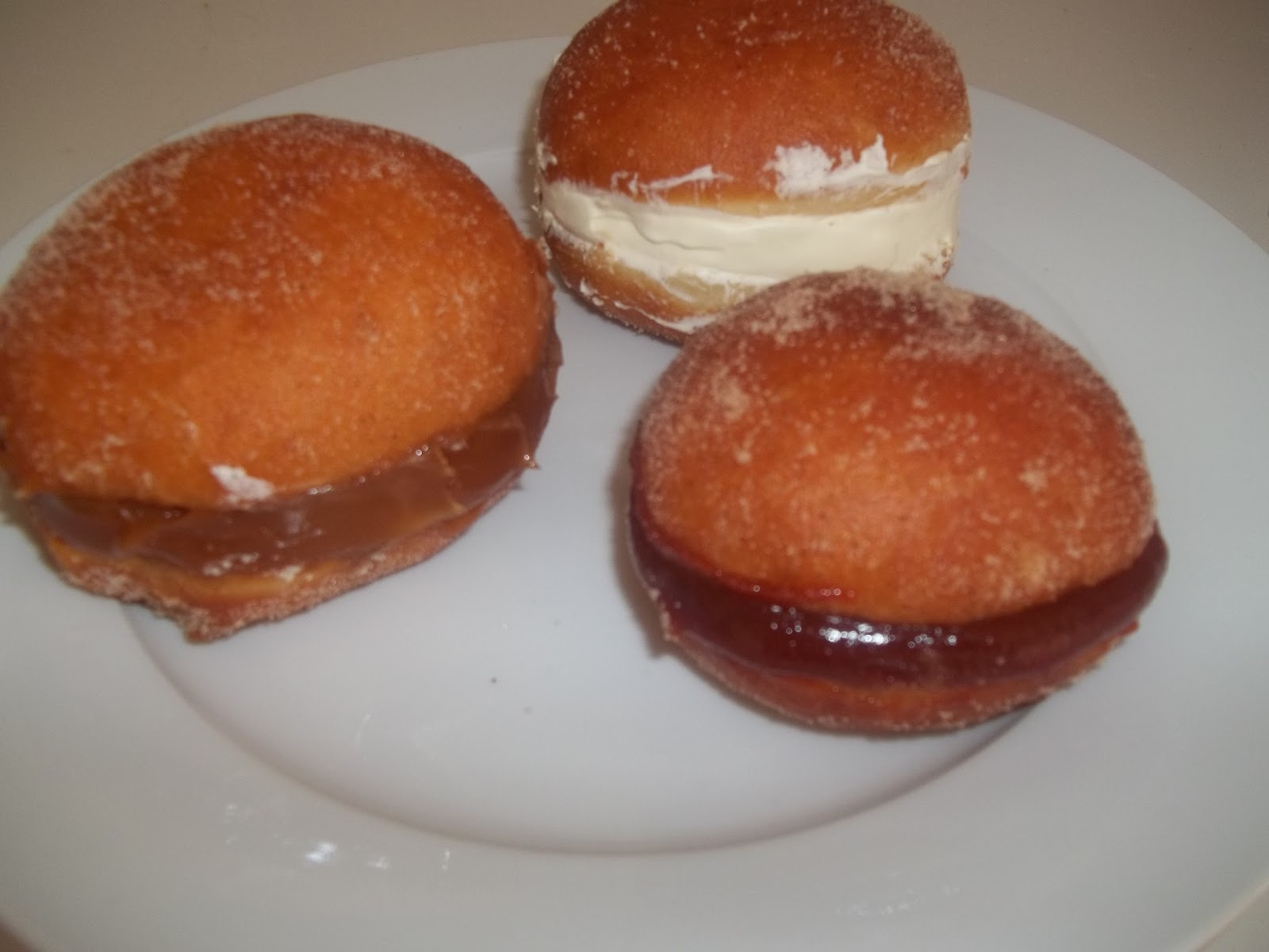 LD: Sonhos de doce de leite, nata e goiabada.