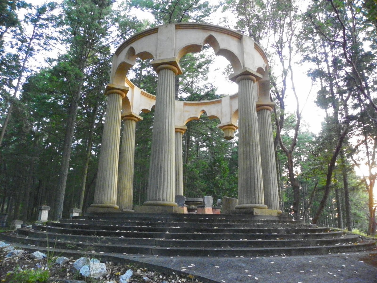 Seeking Ghosts....notes of a paranormal investigator: A spooky mausoleum...