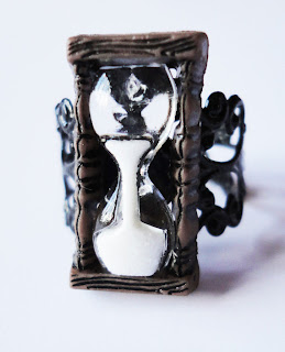 Kawaii Cutie Blog: Hourglass Ring, Unusual Filigree Vintage Medieval ...