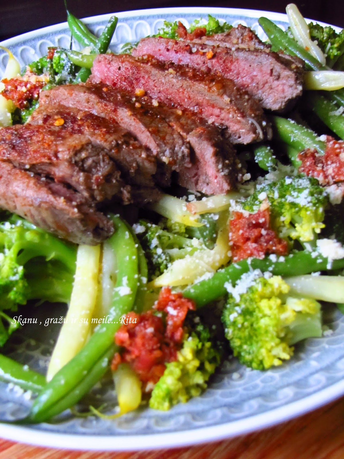 Ritos receptai : Jautienos steikas su šparaginėmis pupelėmis ir brokoliais