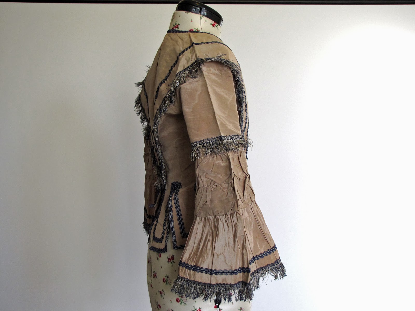 Born in 1808: Up close and personal - Early 1850s peplum bodice