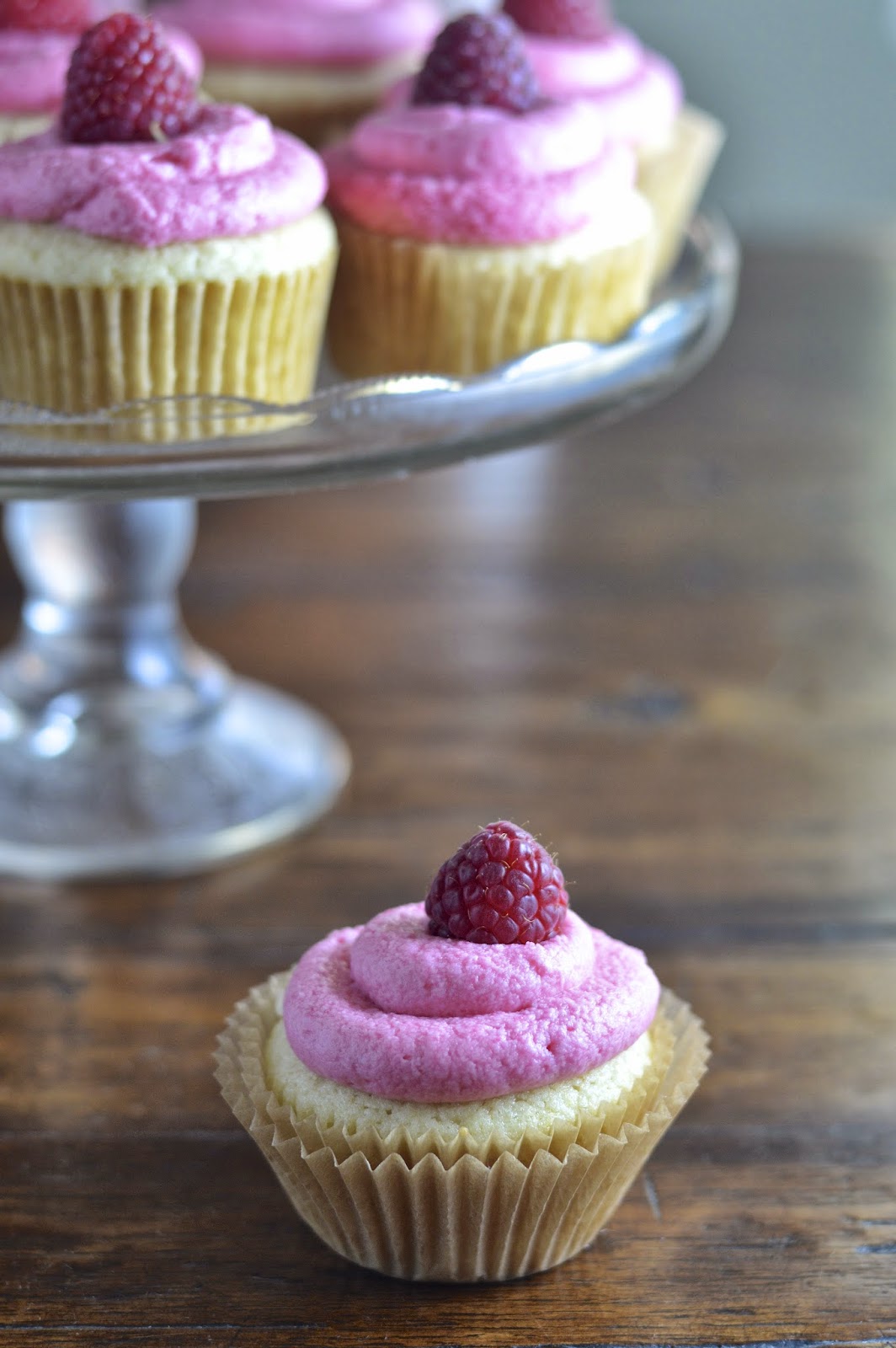 Lemon Cupcakes with Fresh Raspberry Buttercream Frosting and Raspberry ...