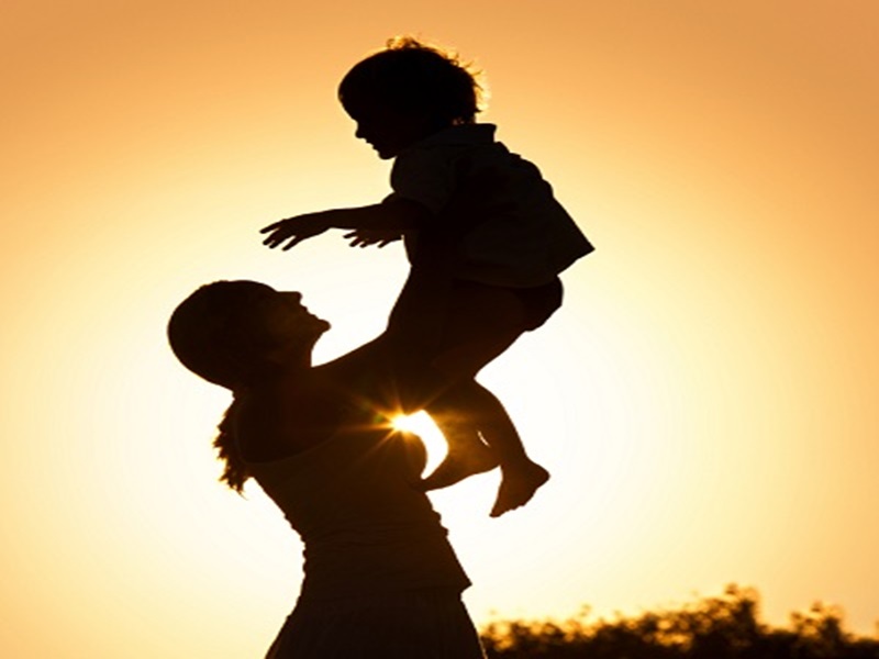 **MENSAGENS E GIFS DA TEKA**: SILHUETAS DE MÃE COM FILHOS AO POR DO SOL