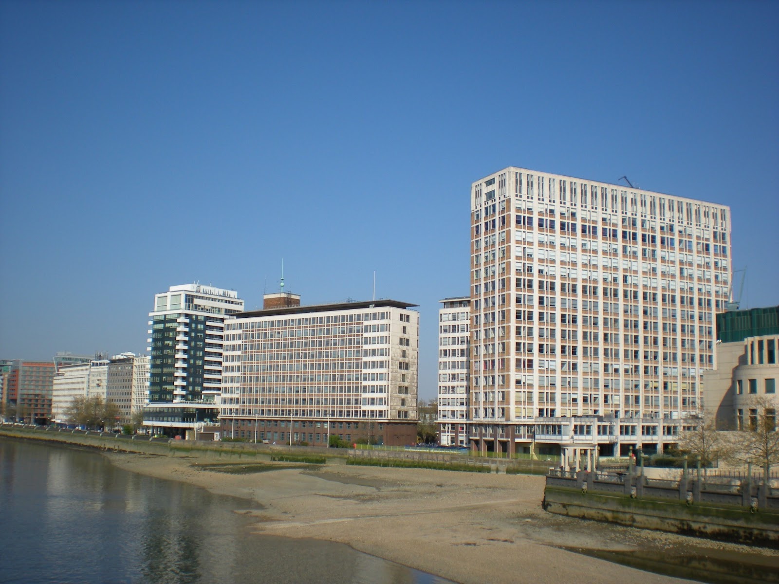 James Bond Locations: The Mi6 radio control unit - Mi6 HQ?