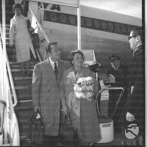 ROSSANO BRAZZI: Arrivano da New York Rossano Brazzi e la moglie Lydia 1962s