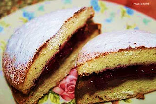 Gevulde eierkoek met ricotta-amarettovulling en kersen, Javaanse cake ...