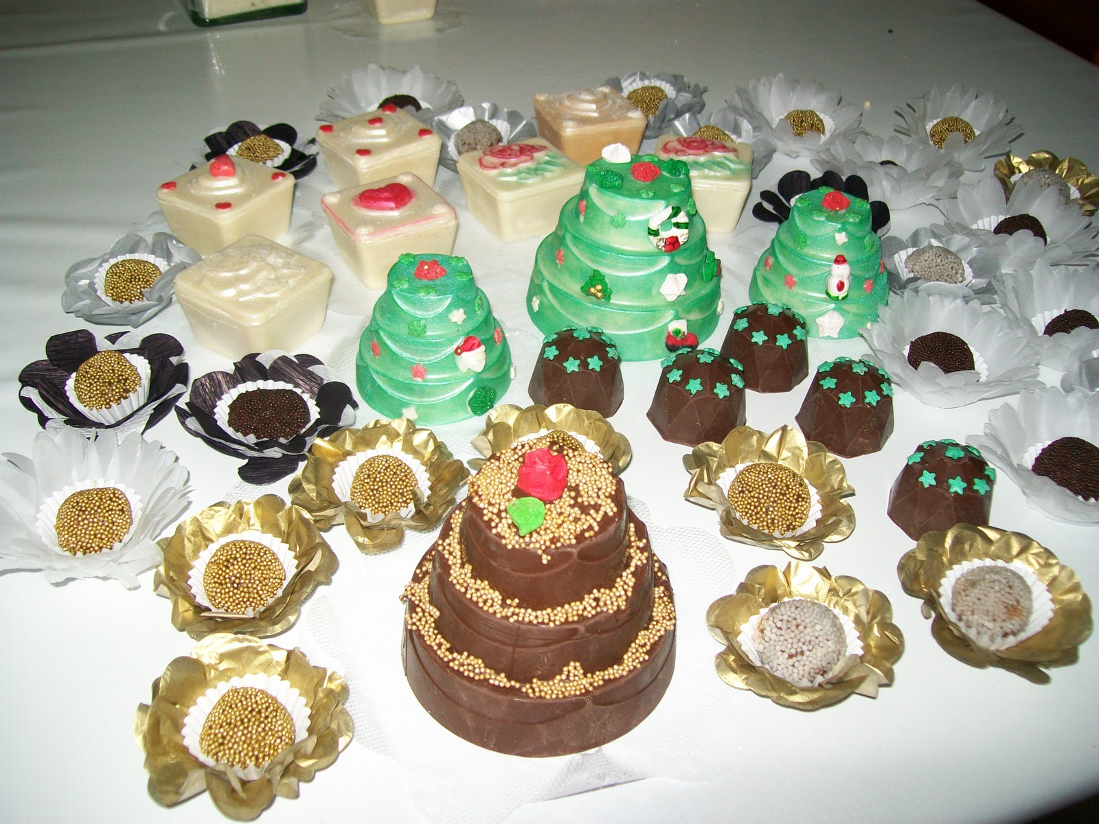 Doces By Anna: Mini Bolo e Brigadeiros com Confeitos Dourados...