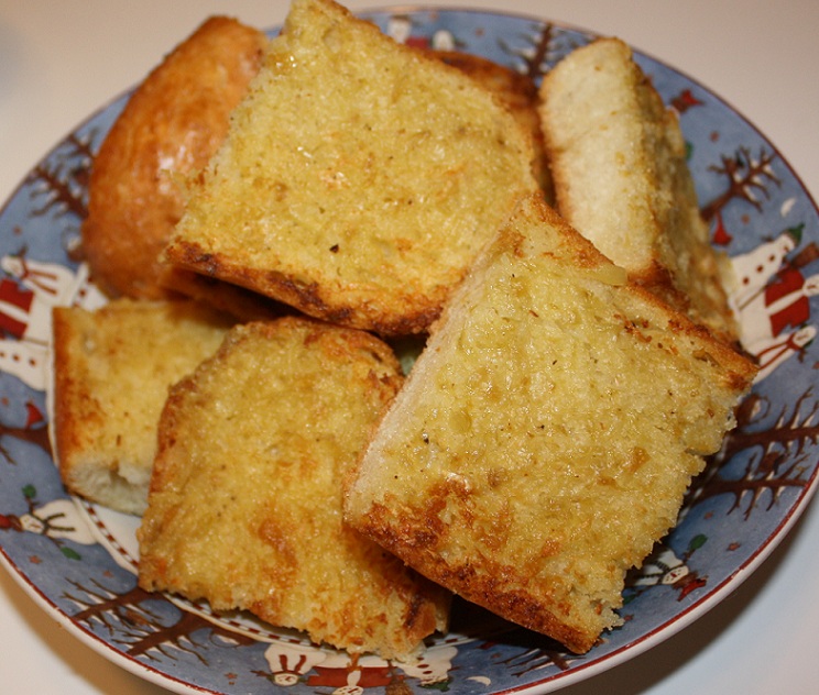 Rah Cha Chow: Roasted Garlic Bread