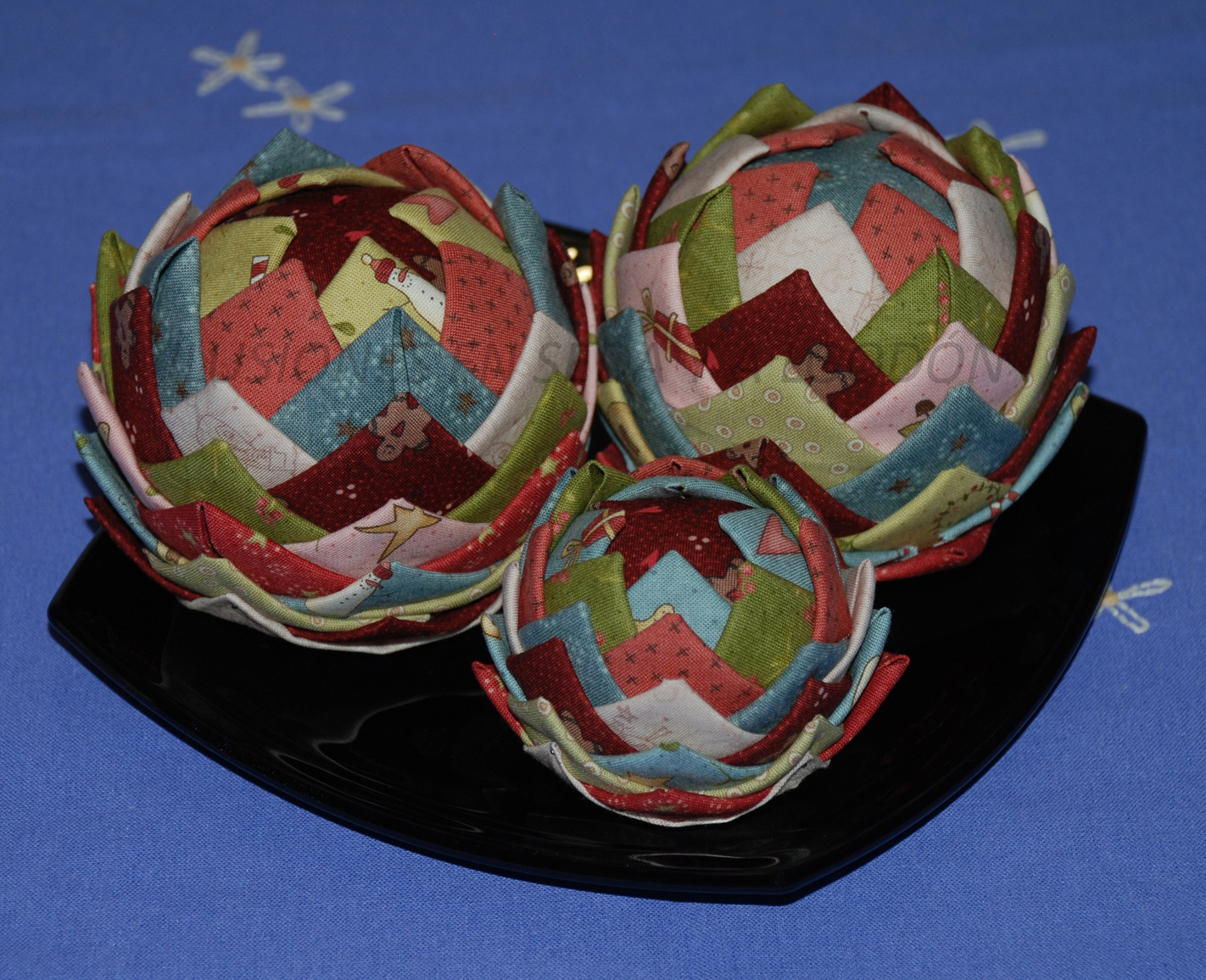 ILUSIONES EN SEDA Y ALGODÓN: PIÑAS DE NAVIDAD. PATCHWORK SIN AGUJA