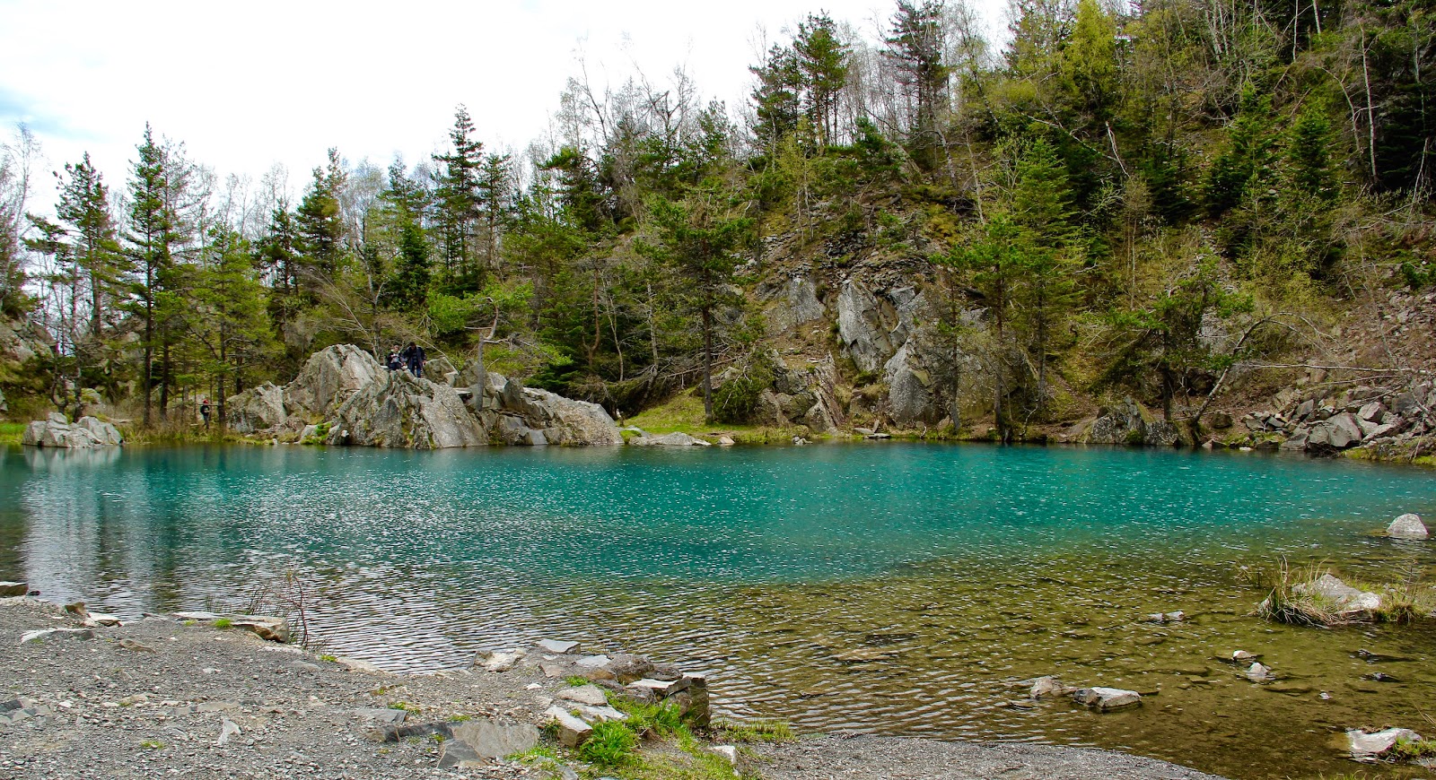 Le regard d'une mère: Le lac bleu, Auvergne, France