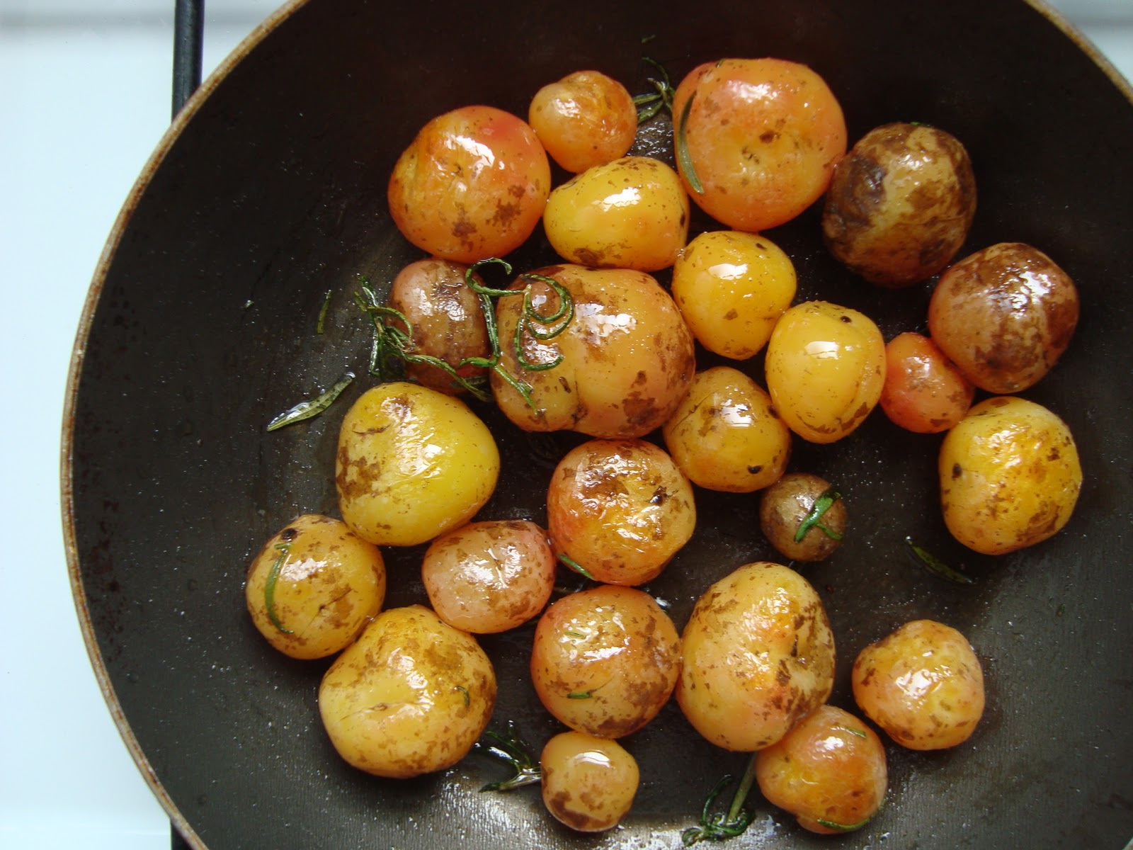 Con el tenedor en la mano: Papines al romero