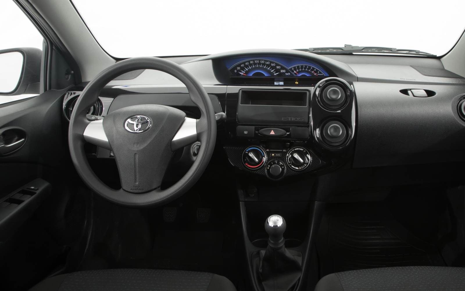 VW up! x Toyota Etios: preço, consumo e desempenho