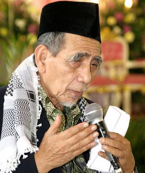 Ka’bah dan Bendungan Saba’ Syaikhina Maimoen Zubair pada saat acara ...