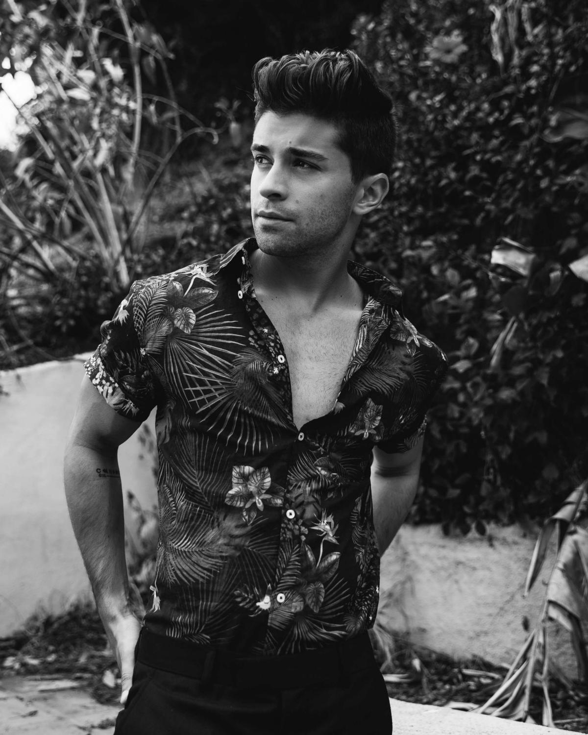 Jake Miller viste gráficos botánicos para NUDE Magazine
