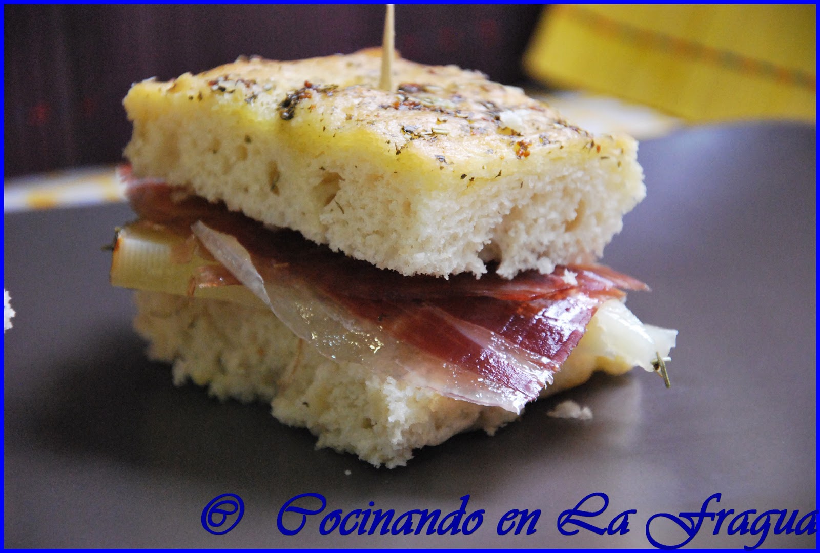 Cocinando en la fragua: Pincho de Focaccia con Jamón Serrano y Queso