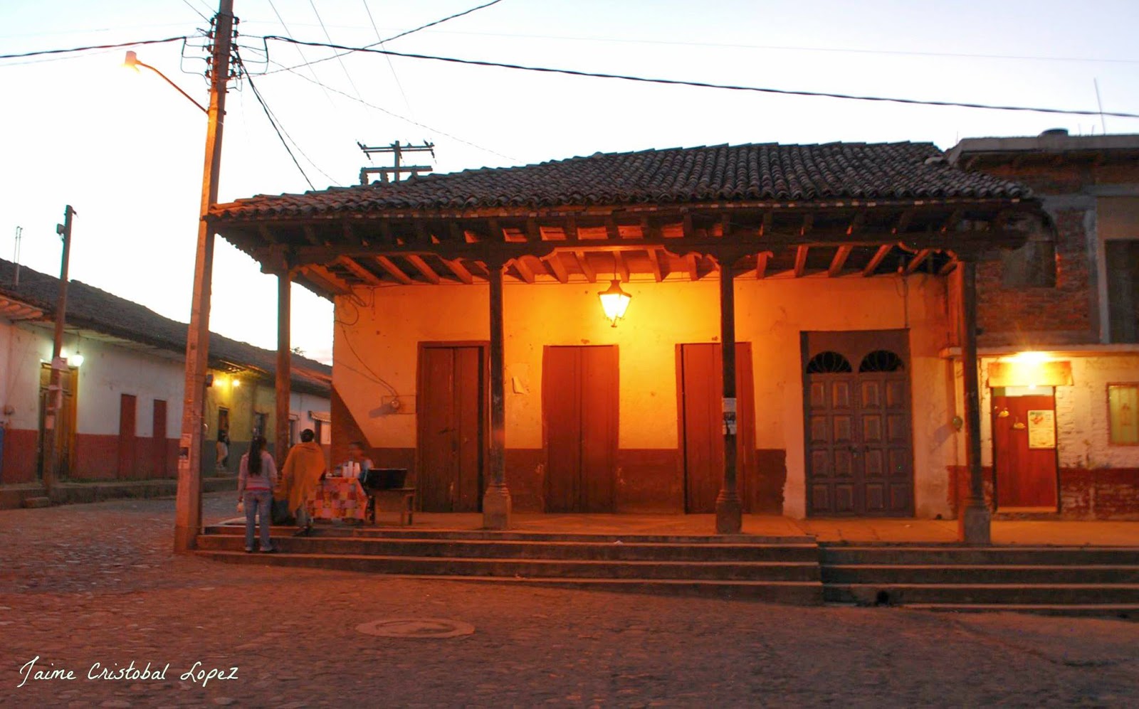 Jaime Ramos Méndez: Portal en la plaza de Patamban, Michoacán ...