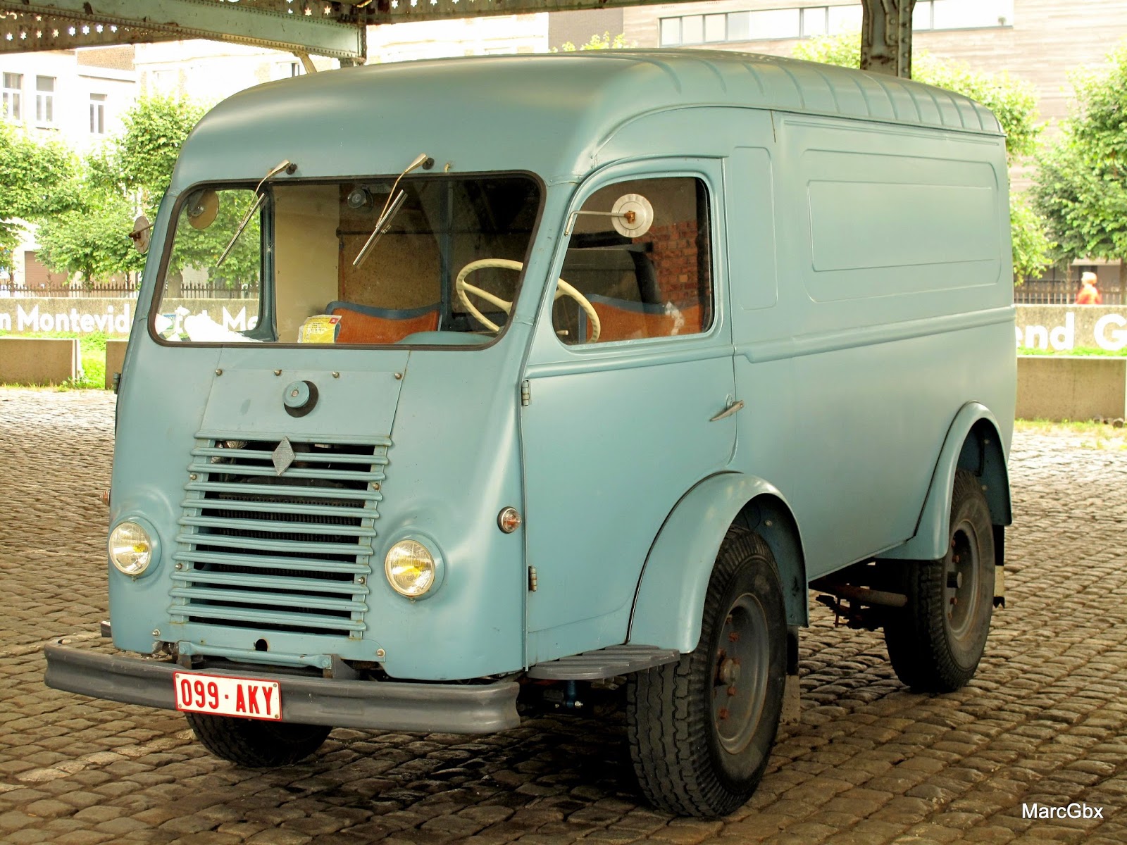 Autos anciennes (1930 - 1990 ): Renault fourgonnette 1000 Kg