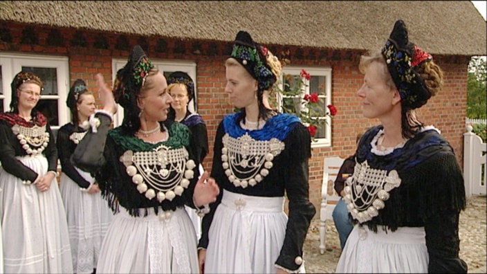 FolkCostume&Embroidery: Costume of the North Frisian Islands