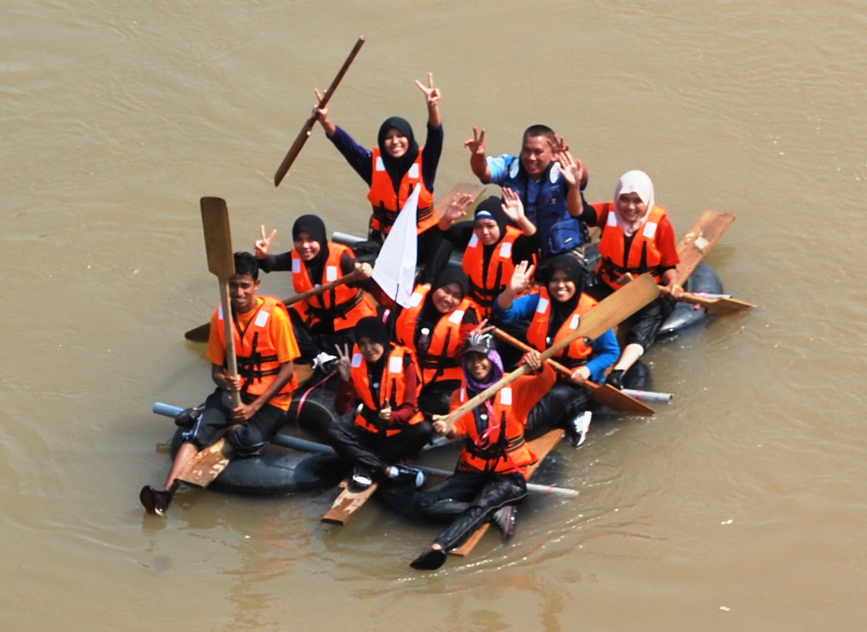 KEM TANJUNG GAHAI, KUALA LIPIS, PAHANG: AKTIVITI BERAKIT DI SUNGAI JELAI