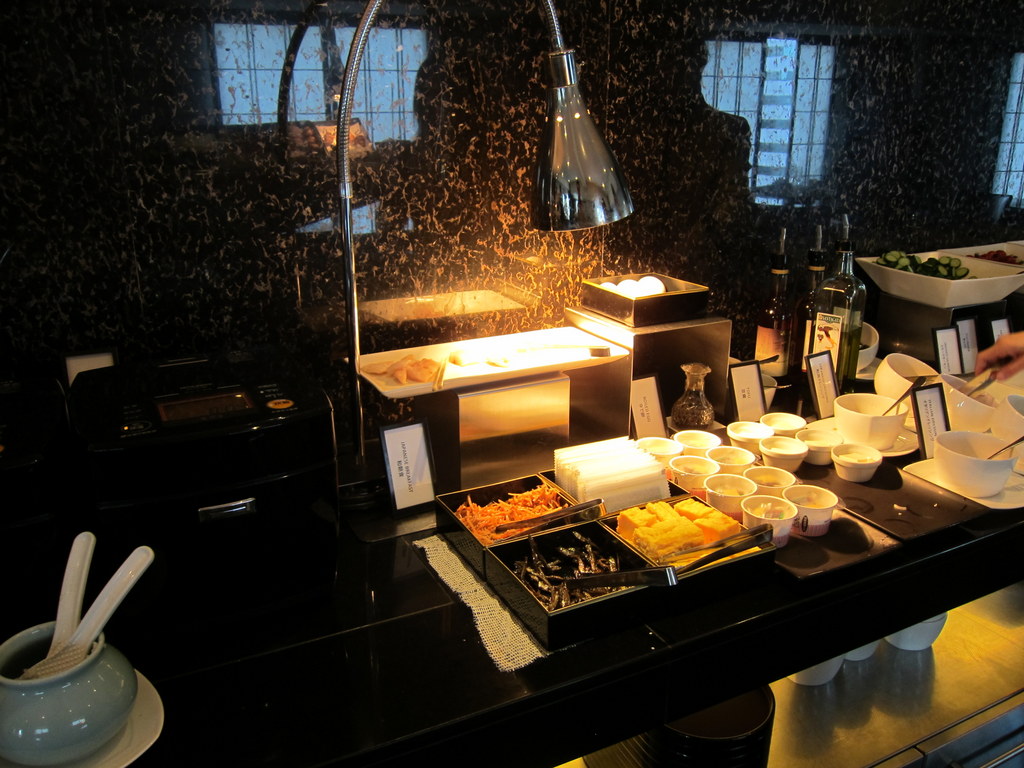 Worlds Within: Hilton Tokyo Executive Lounge Breakfast