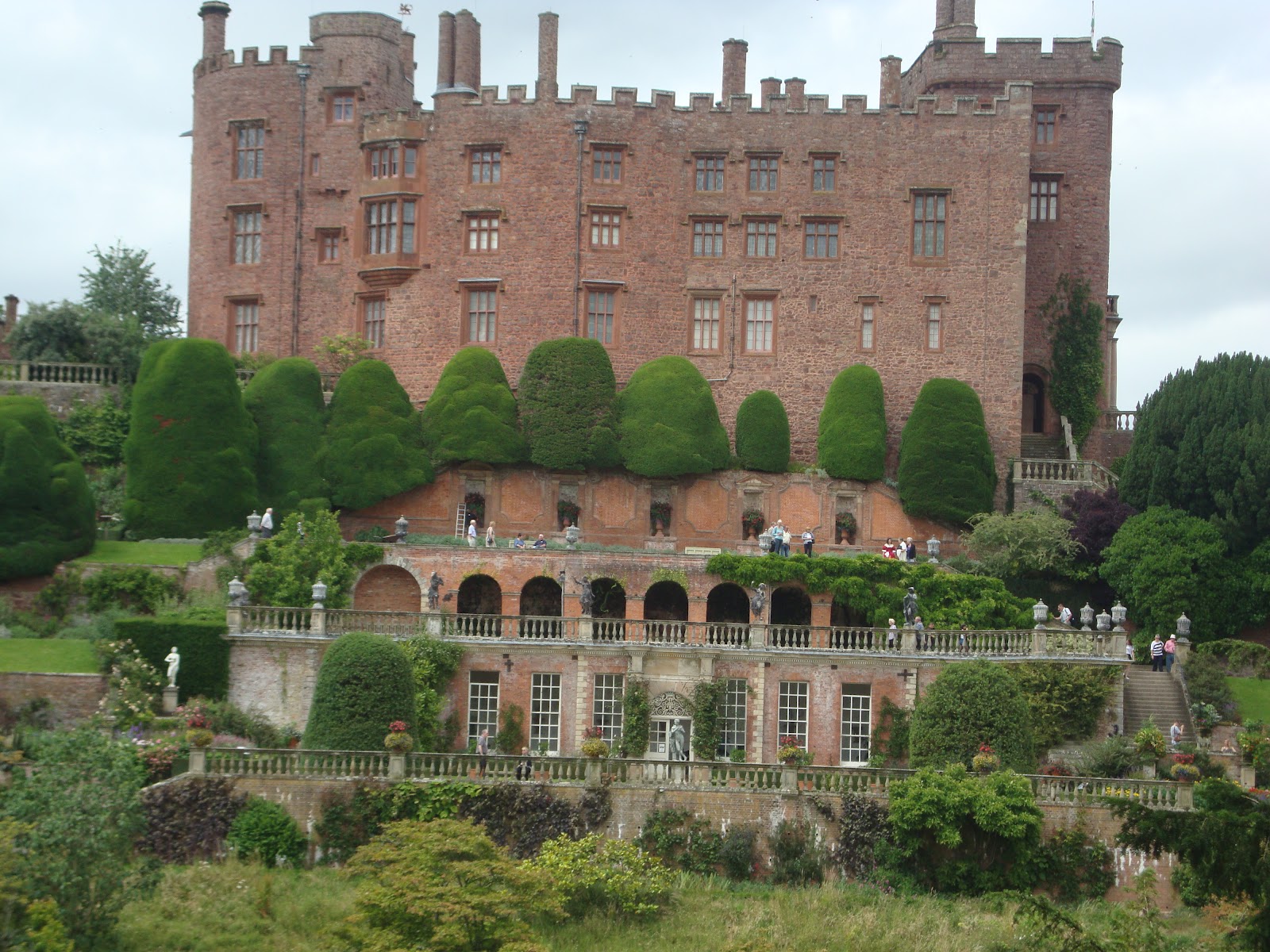 Clutter-Chaos Aaron&co: Powis Castle