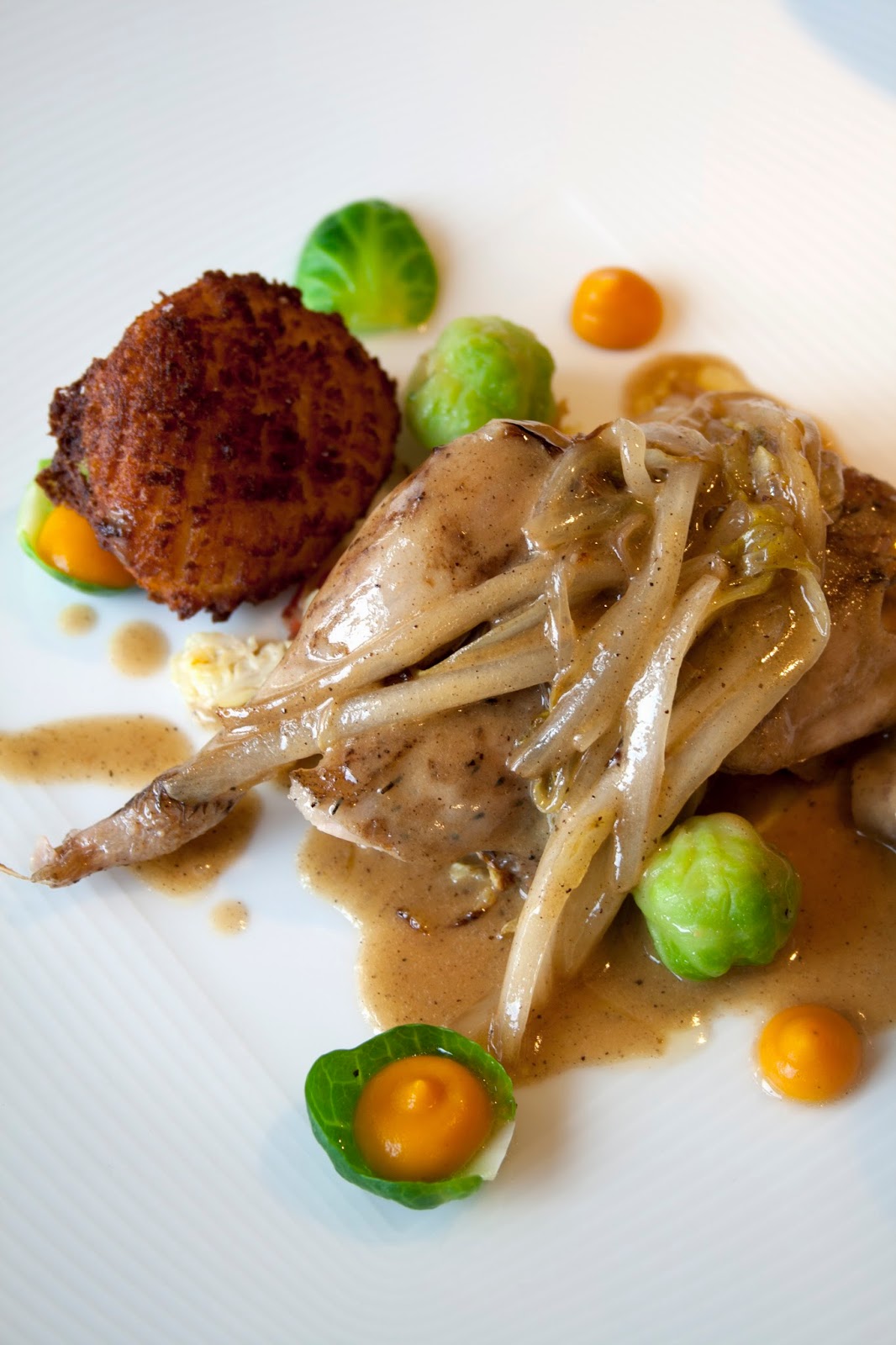 Patrijs geflambeerd met cognac, groene kool, spruitjes, wortelpuree ...