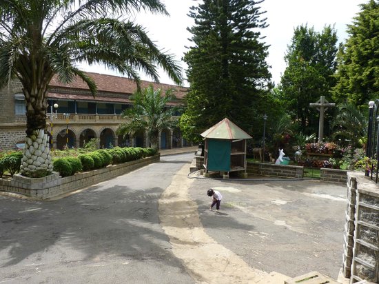 Tamilnadu Tourism: Monfort School, Yercaud