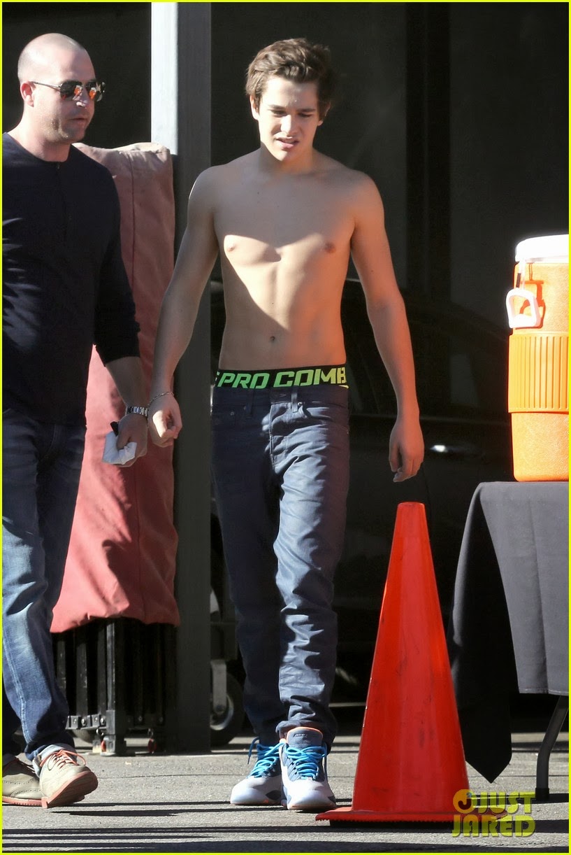 Celeb Saggers: Austin Mahone Sagging Neon Green Boxers