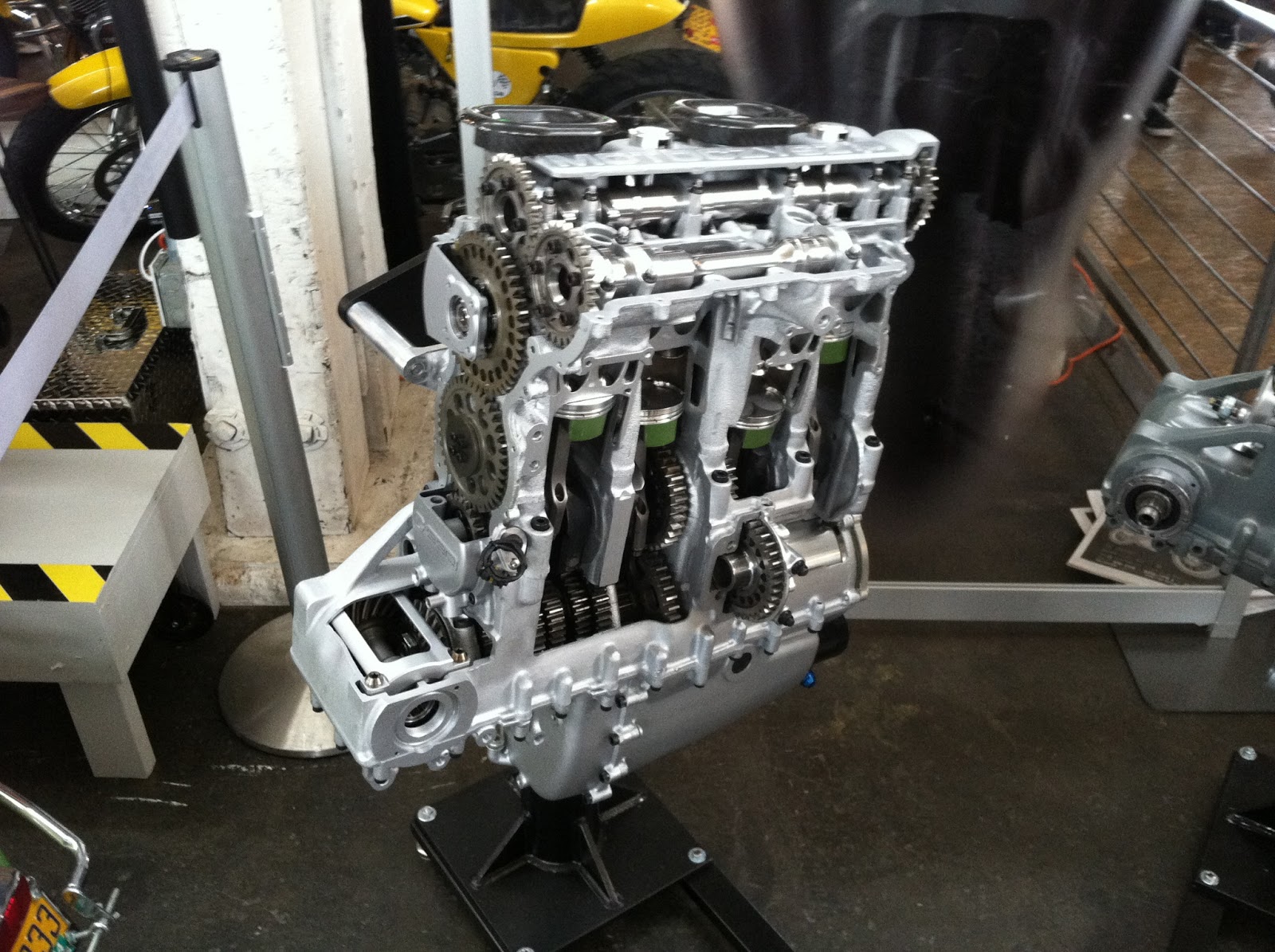 Dan Gurney Patents New "Moment Cancelling" Engine : r/cars