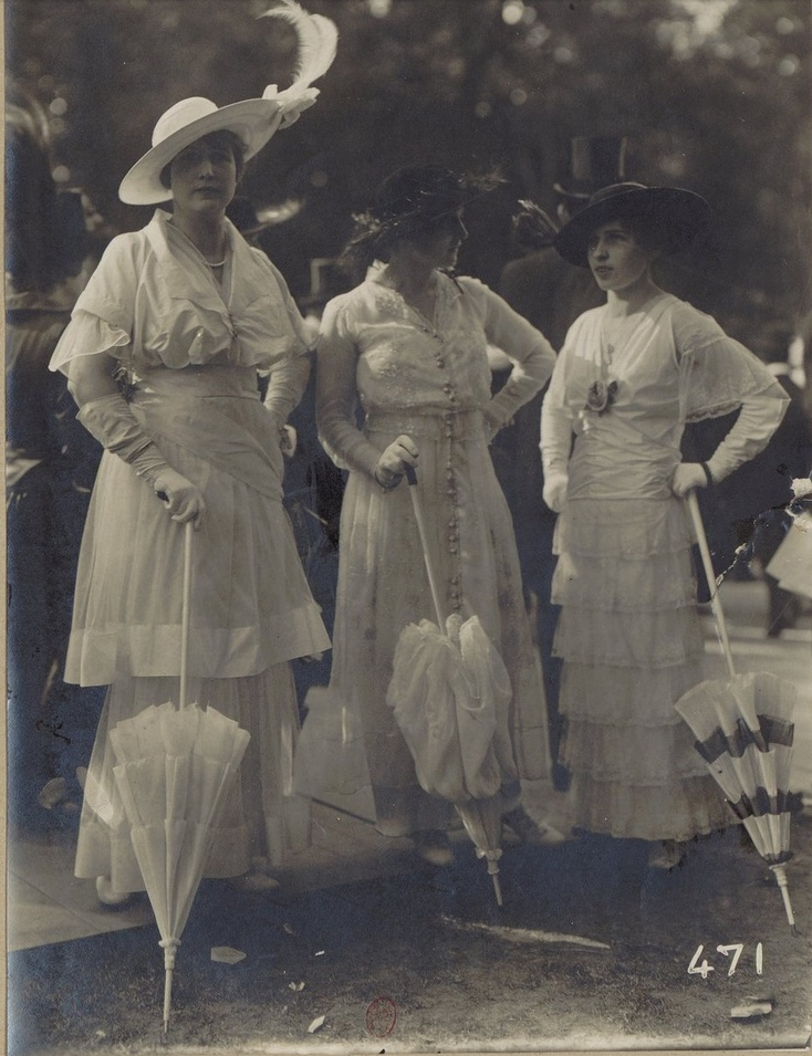 ChatterBlossom: Friday Photo Swoon – Riveted by Ruffles