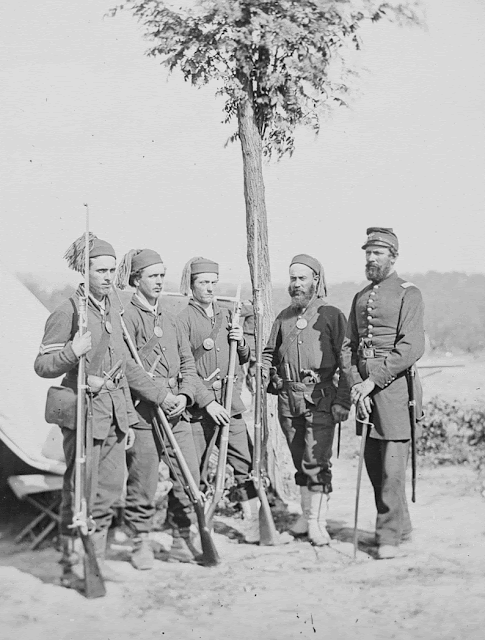 Union Zouaves of the 4th Michigan Volunteer Infantry Regiment posing in ...