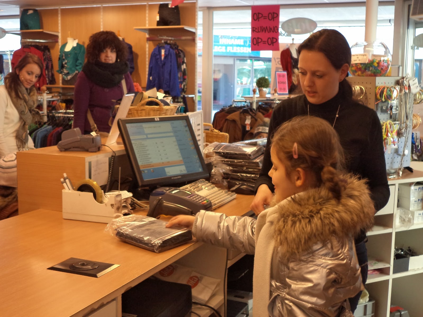 blog van groep 1-2c de ontdekking: BEZOEK AAN EEN KLEDINGWINKEL