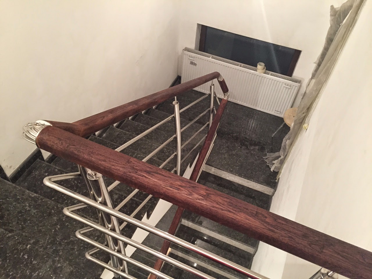 Balustrada inox cu mana curenta din stejar si coturi din sarma - Zone Inox