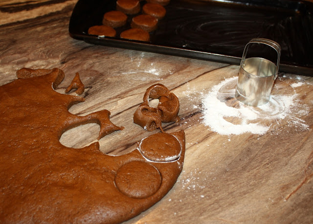 My Dark Cove Pantry: Lassy Buns