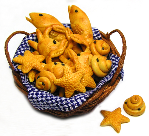 Kiva's Miniatures: Still here....with sea creature bread