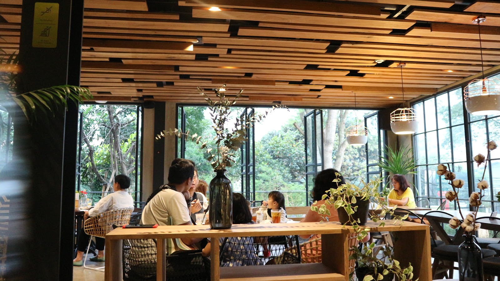 ANDIYANI ACHMAD: Cafe Hara Bandung