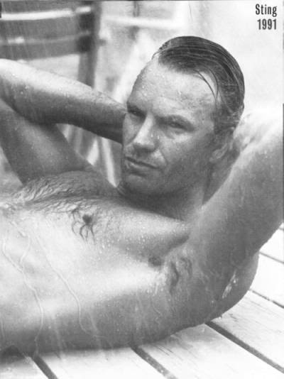 O cantor Britanico Sting sem camisa nos tempos da zagaia