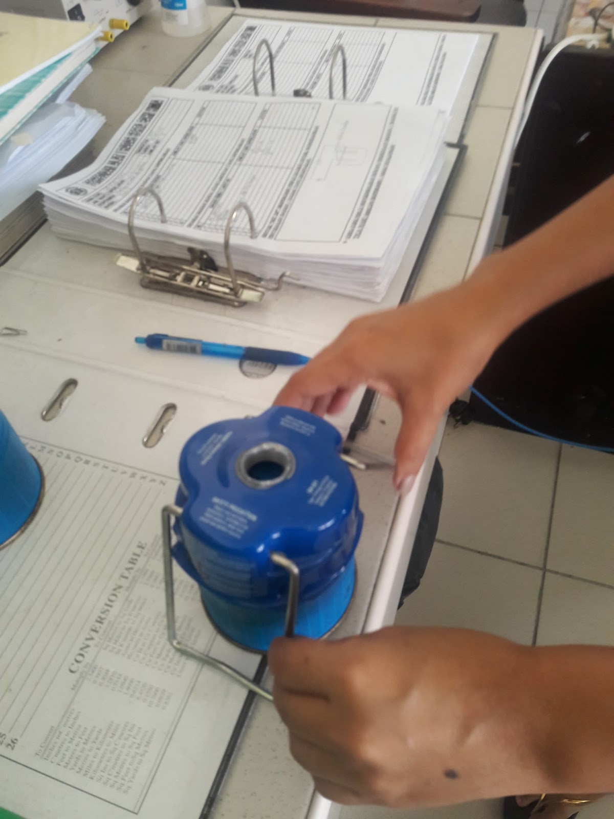 Yaya Hanani: Menukar tabung gas penunu bunsen...