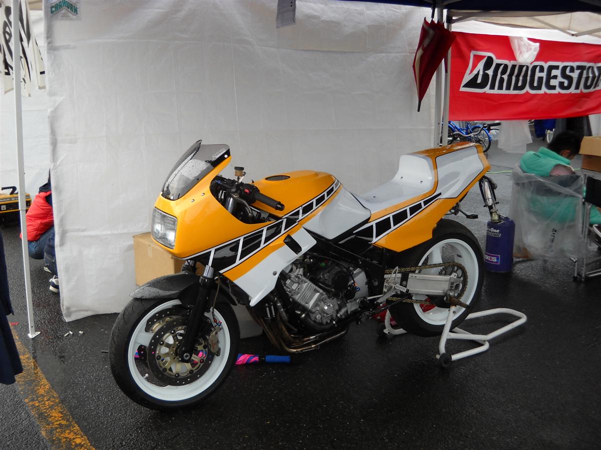 Badmotos: FZ 750 racing