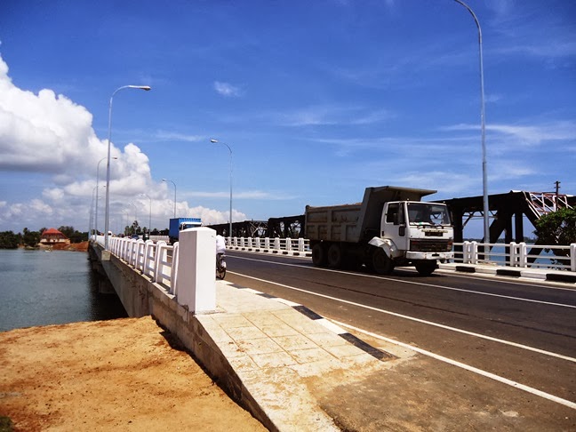 Sri Lanka Photo Gallery: Batticaloa New and Old Kallady Bridge Photos