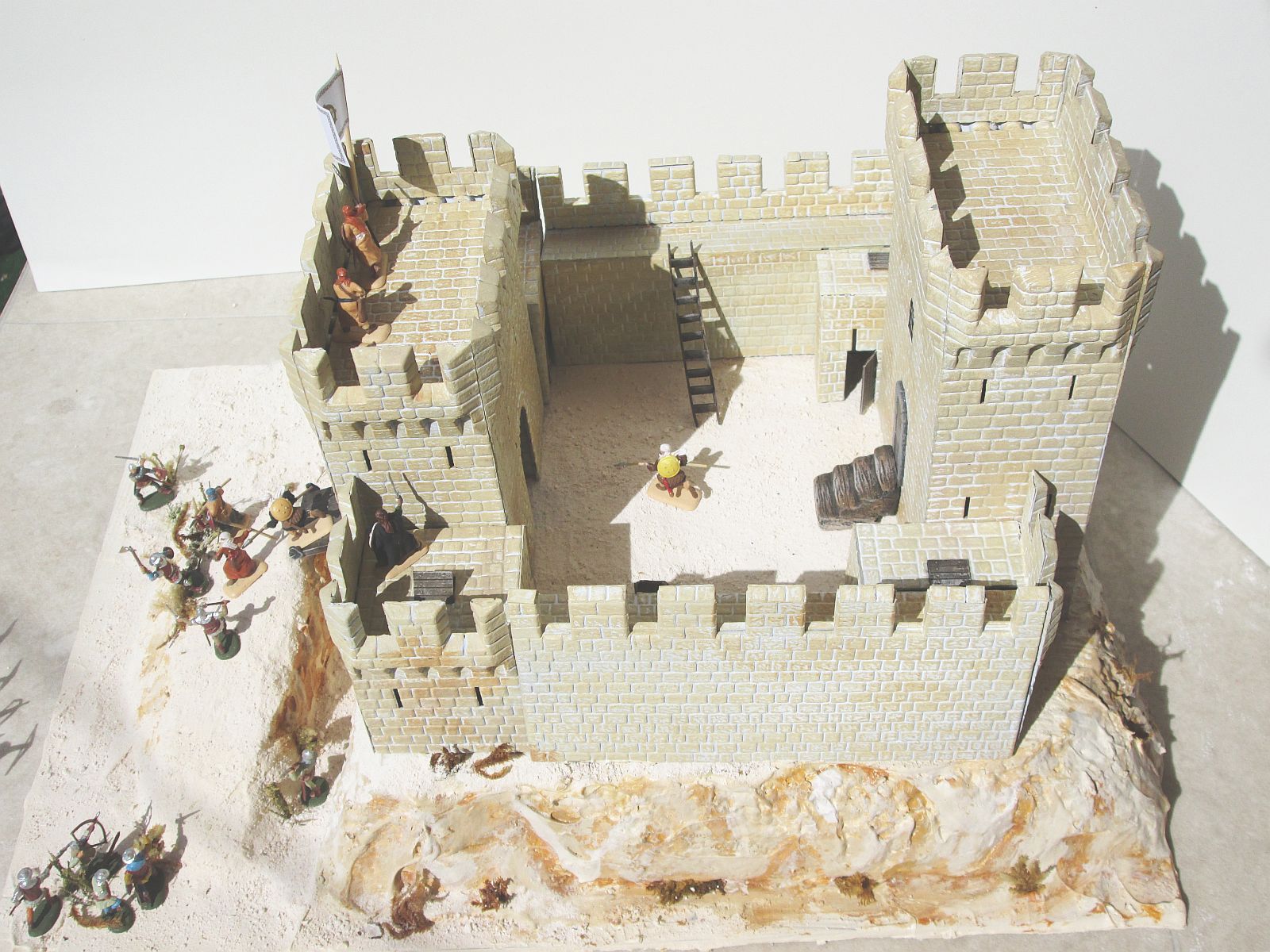 Toy Soldier Chest: Crusader Castle 1/72 MiniArt Fortress 72004