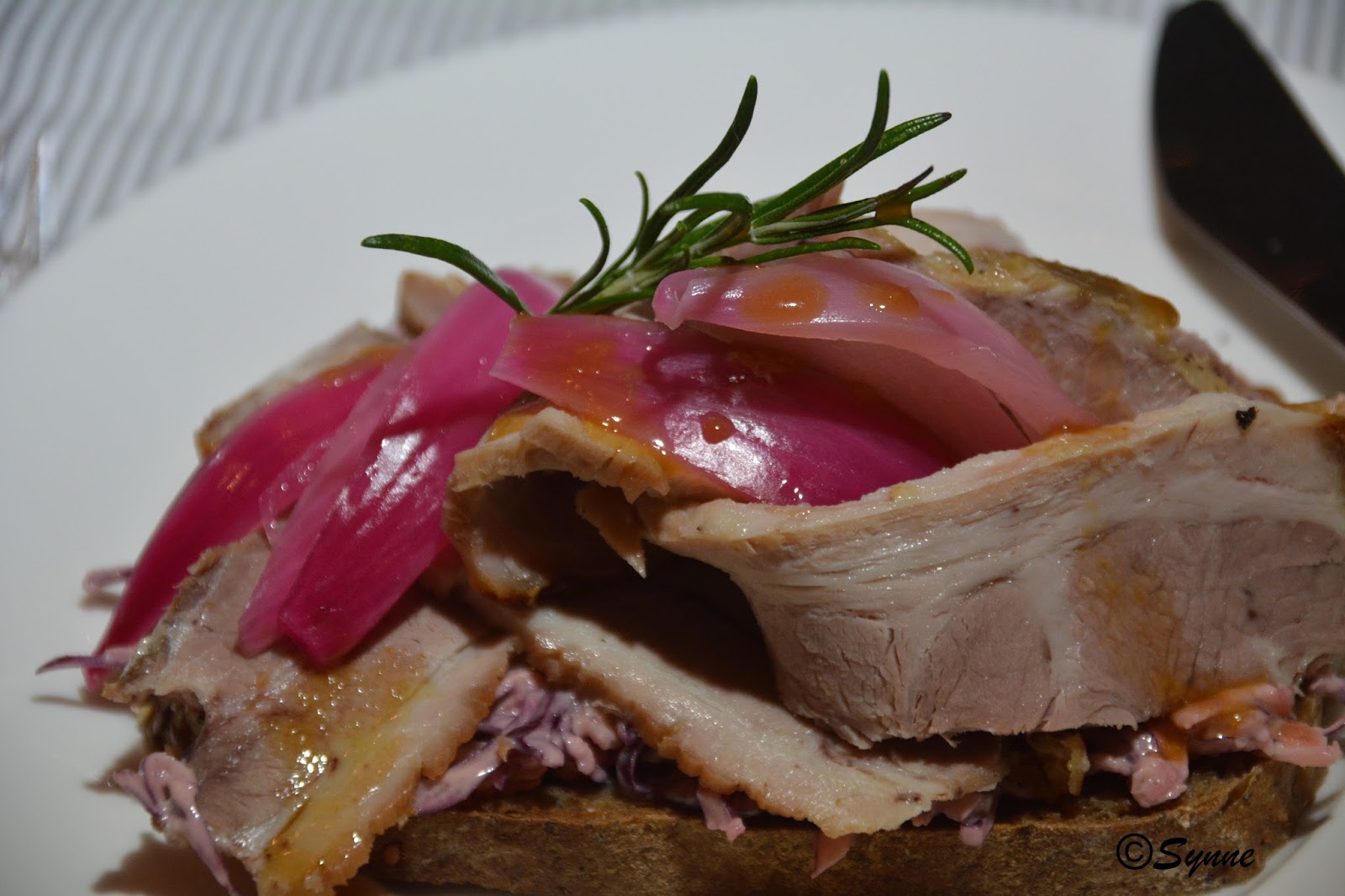 ganske enkelt: Svineribbe, syltet rødløk, appelsinsky og rødkålslaw på ...